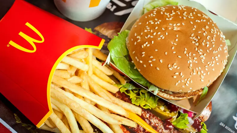 McDonald's Big Mac šalia bulvyčių