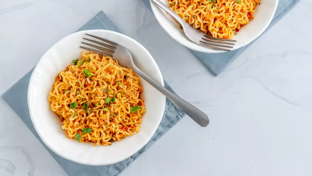 núdail an toirt ramen ar phlátaí