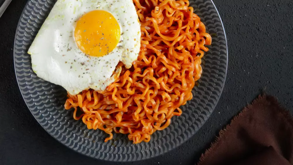 Mee segera dengan telur goreng