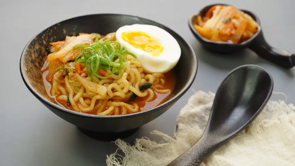 Ramen toirt, kimchi, agus ubh