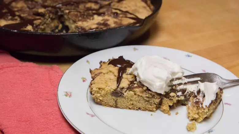 Chewy Chocolate Chip Cookie Cake Recipe 19078_1
