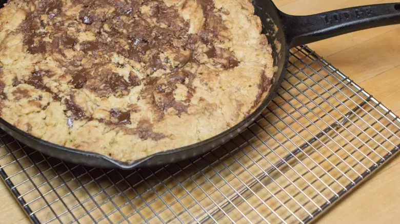 I-Chewy Chocolate Chip Cookie Cake Recipe 19078_3