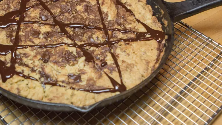 Chewy Chocolate Chip Cookie Cake Recept 19078_5