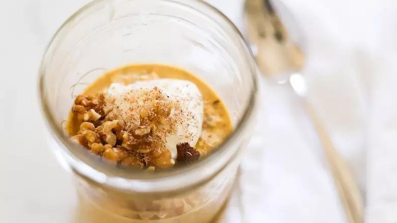 Avena durante la noche adornada con nuez moscada y nueces