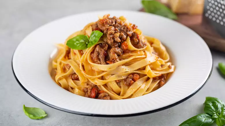 အဖြူပန်းကန်ထဲမှာ tagliatelle bolognese