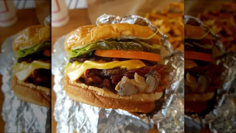 Burger keju bacon di Five Guys