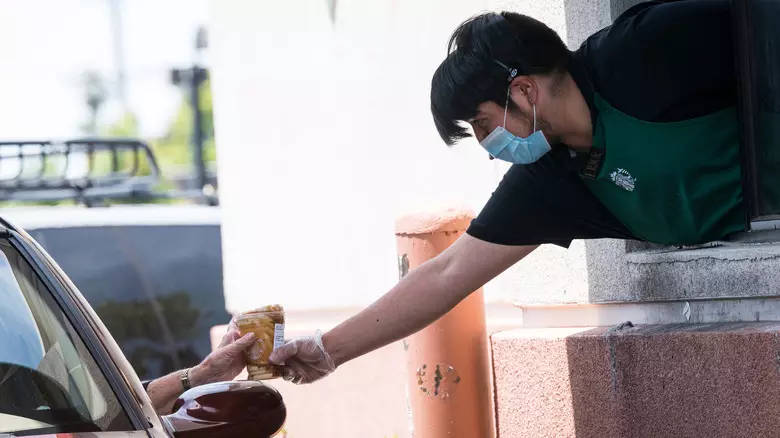 Starbucks aŭtovetura laboristo