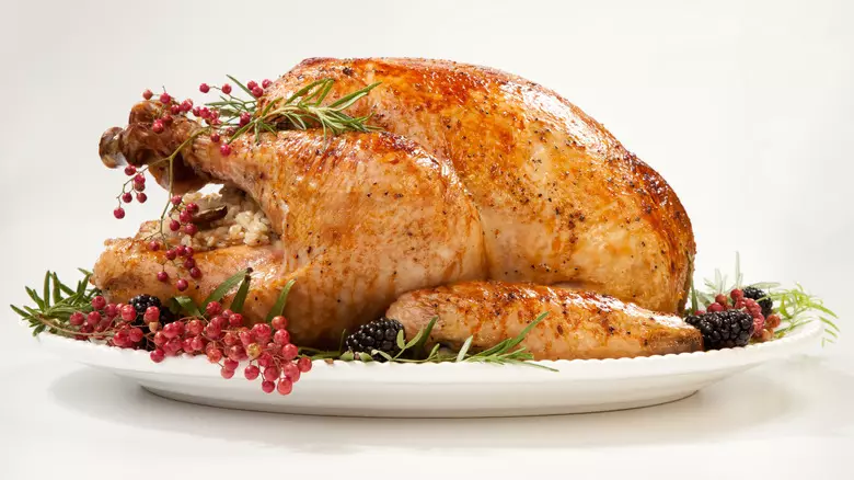 Thanksgiving turkey ado da ganye da berries