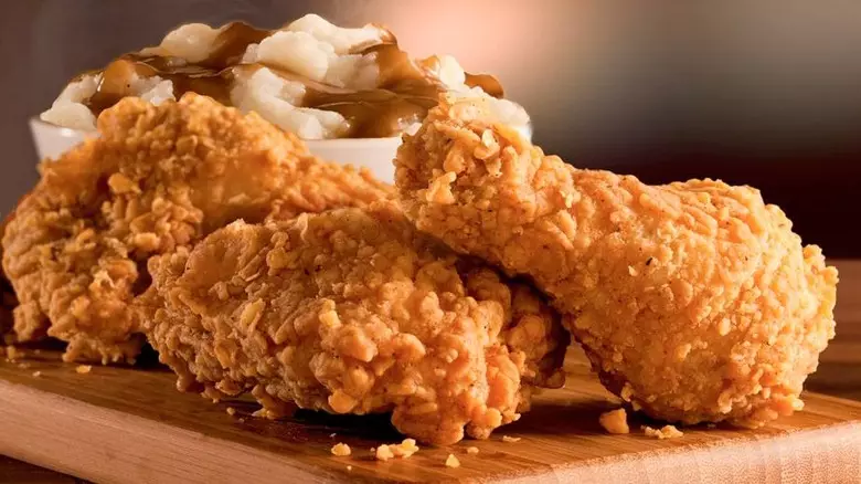 Sicín friochta KFC le prátaí mashed