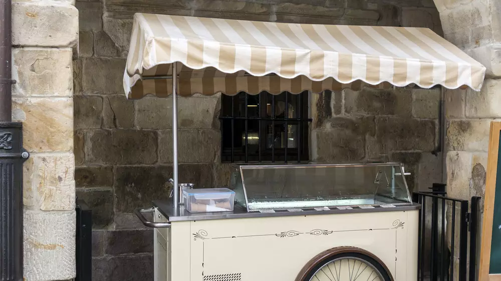 I-ice cream pushcart