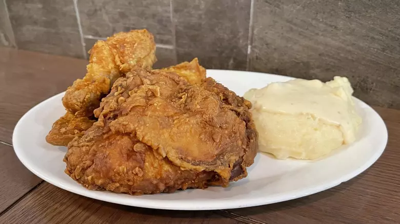 pritong manok tradisyonal na mashed patatas na plato ng hapunan