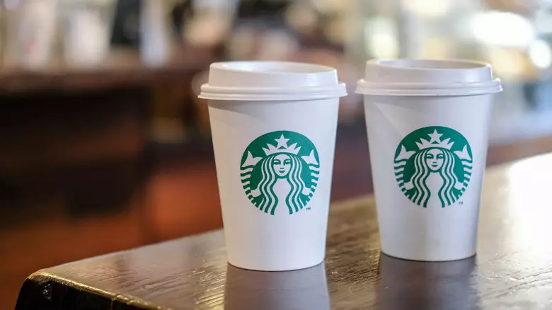 I-Starbucks ukuya kwiikomityi zekofu etafileni