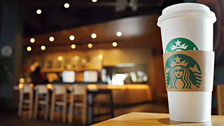 Tazza di caffè Starbucks all'interno del bar