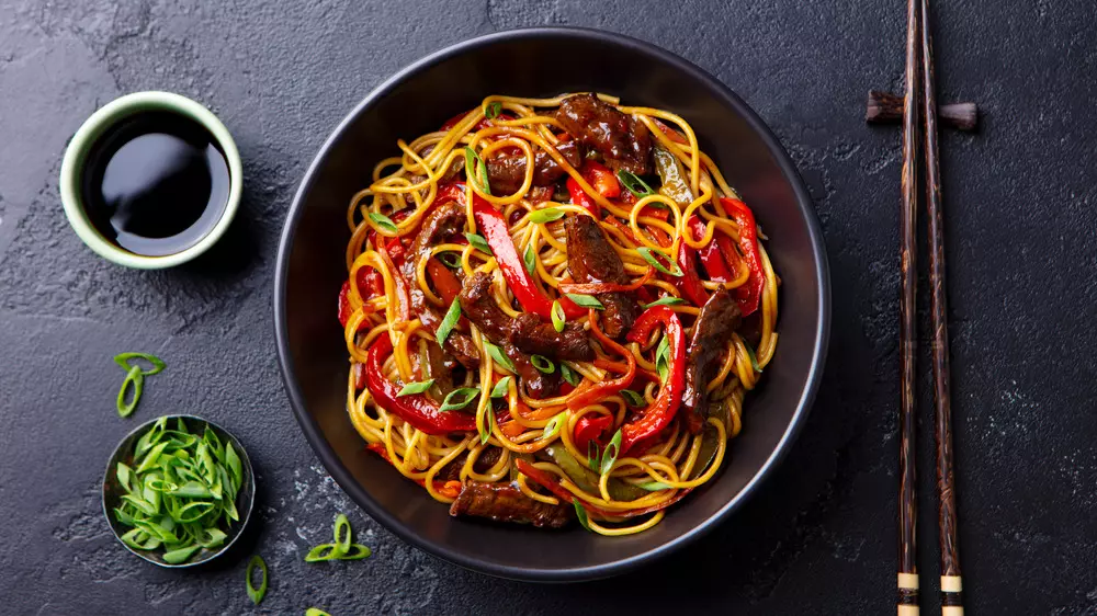 tazón de fideos con kecap manis y cebolletas