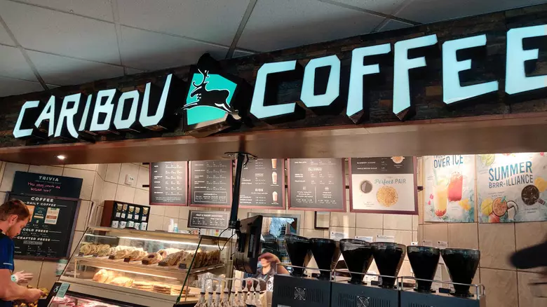 Buiten een Caribou Coffee-stand