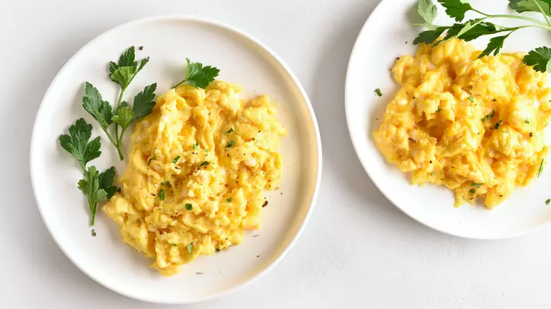 Oeufs brouillés sur deux assiettes