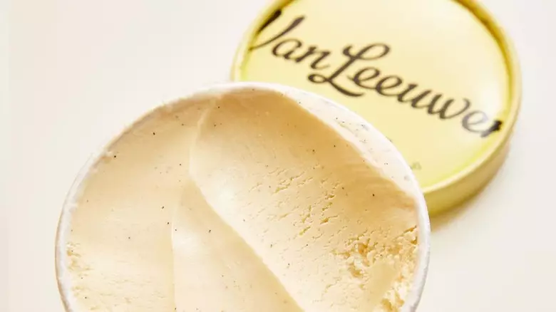 Ib pint ntawm Van Leeuwen vanilla taum french ice cream