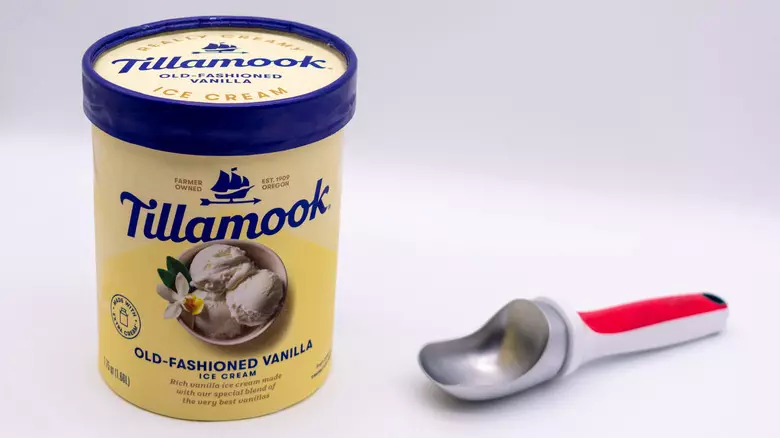 thawv ntawm tillamook qub-fashioned vanilla ice cream nrog ib tug ice cream daus