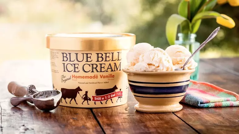 упаковка домашнего ванильного мороженого Blue Bell