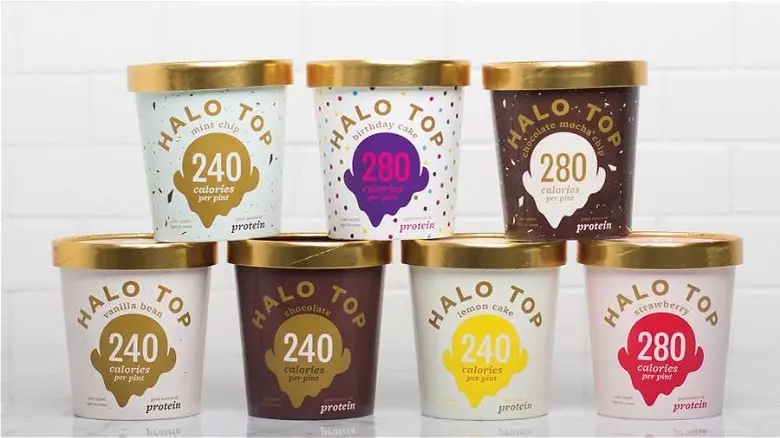 Ib phau ntawm Halo Top ice crema pints