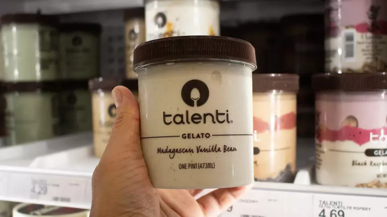 держит пинту мороженого Talenti Madagascan Vanilla Bean