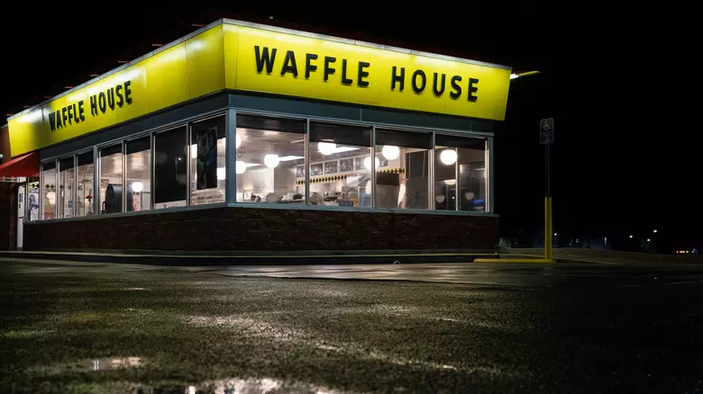 restaurante waffle house pola noite