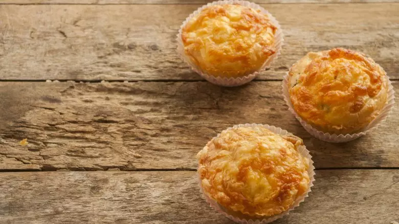 Bacon-cheddar muffins