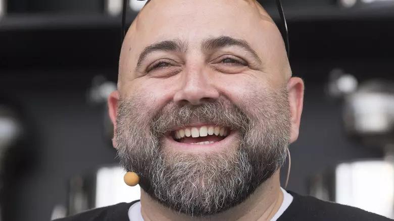 Duff Goldman se smiješi sa sunčanim naočalama