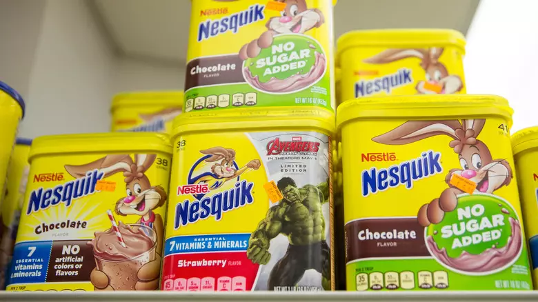 स्टॅक केलेले Nesquik कंटेनरचे शेल्फ