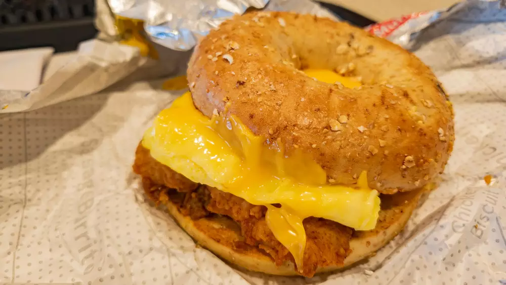 Chick-fil-Isang sandwich na may karne at keso