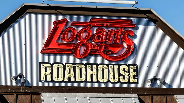 Logan 的 Roadhouse 标志在建筑物上