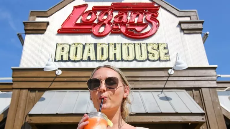 зане, ки дар назди Логан Roadhouse менӯшад