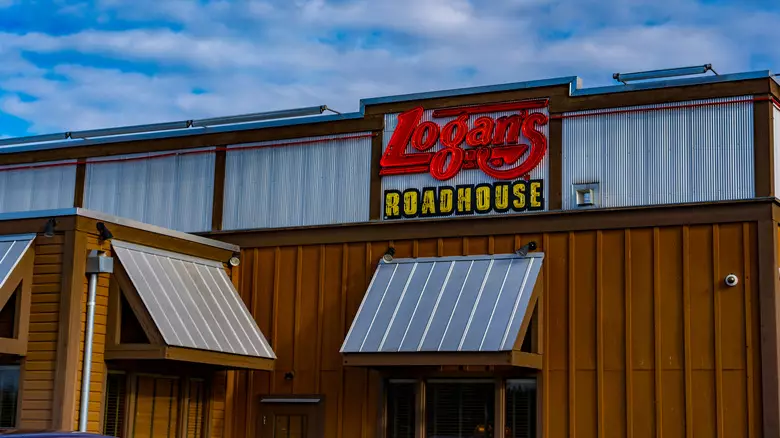 Logan's Roadhouse siy ak bilding