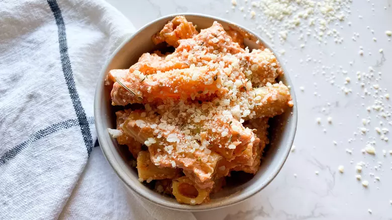 mangkuk ziti dipanggang meatless