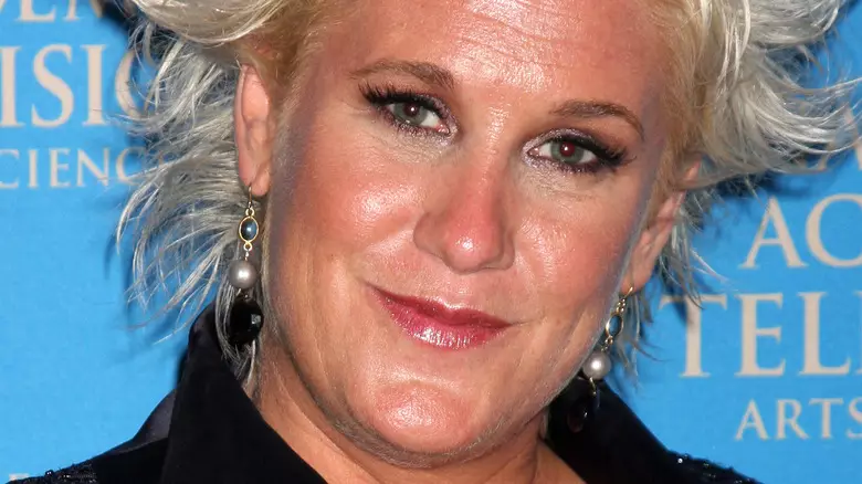 anne burrell tersengih