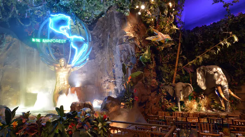 Dentro do Rainforest Café