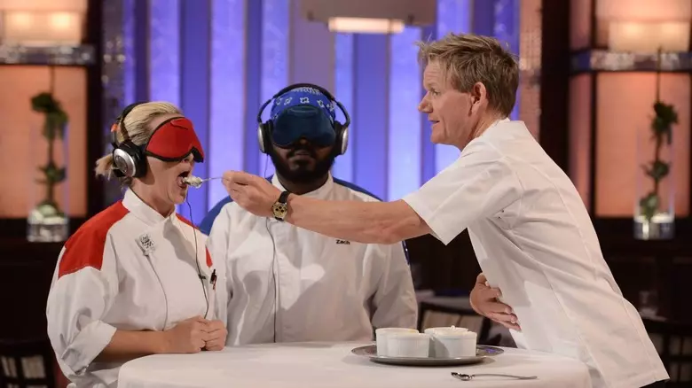 Gordon Ramsay ko'zi bog'langan ishtirokchilarni ovqatlantirmoqda