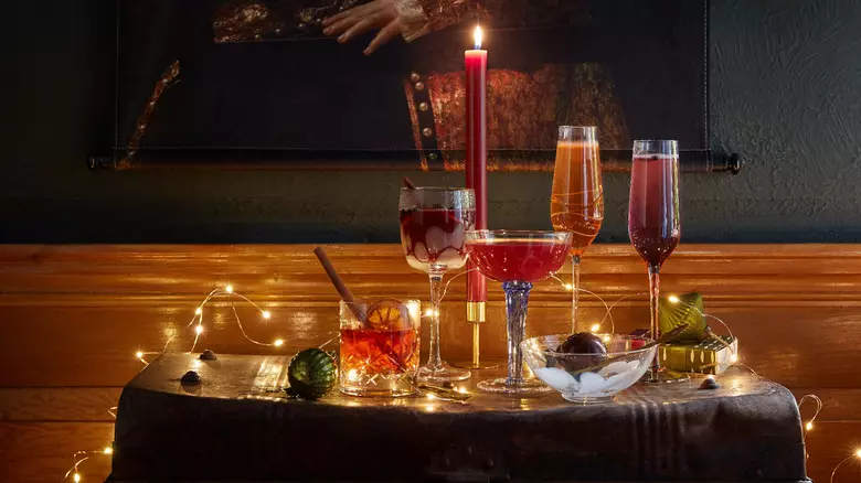 Bebidas navideñas en la mesa junto a las velas