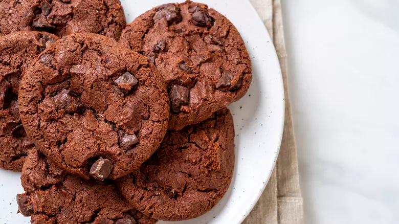 lágy csokoládé cookie-kat a tányéron