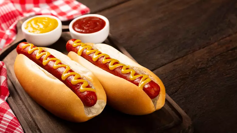 Hot Dogs op engem Dësch mat Moschter