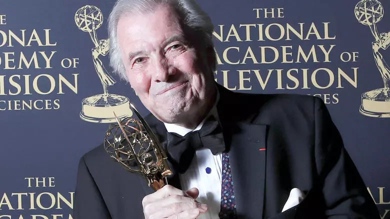 Jacques Pépin trzyma statuetkę Emmy