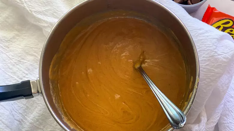 beurre de cacahuète fondu, sucre et sirop