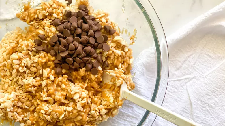 arroz krispies con mantequilla de maní y chocolate