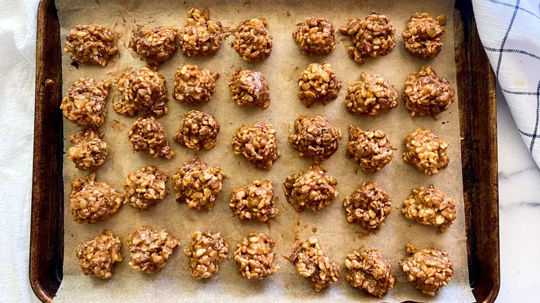 boules de krispie sur plaque de cuisson