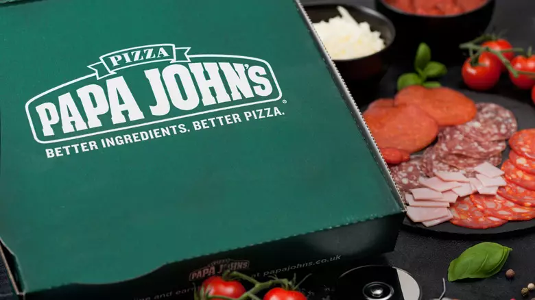 Pizzakarton und Zutaten von Papa John