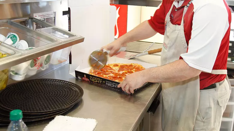 empregado que traballa en Papa John's