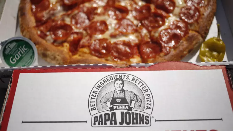 John Schnatter pane Papa John's pizza box