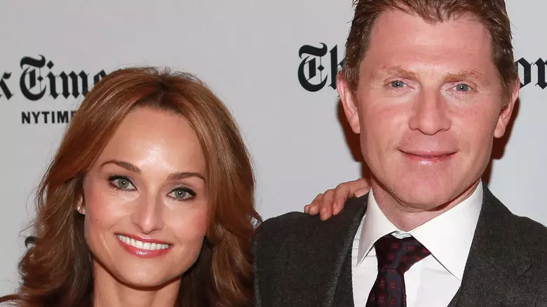 Giada De Laurentiis आणि Bobby Flay हसत आहेत