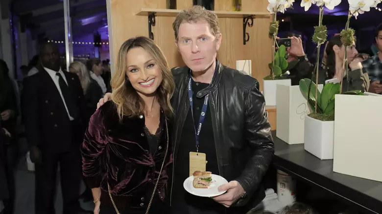 Giada De Laurentiis နဲ့ Bobby Flay တို့ ရပ်တည်နေပါတယ်။