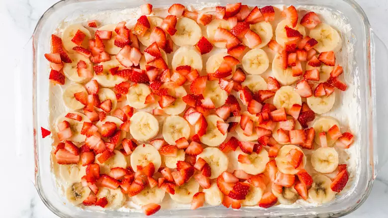 torta di banana split nel piatto